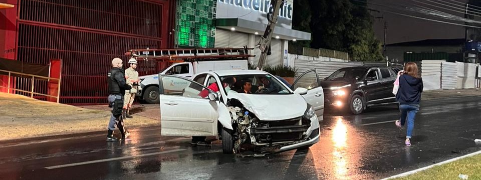 Motorista perde o controle e bate em poste na Av. Fernando Corrêa em Cuiabá - Perrengue Mato Grosso
