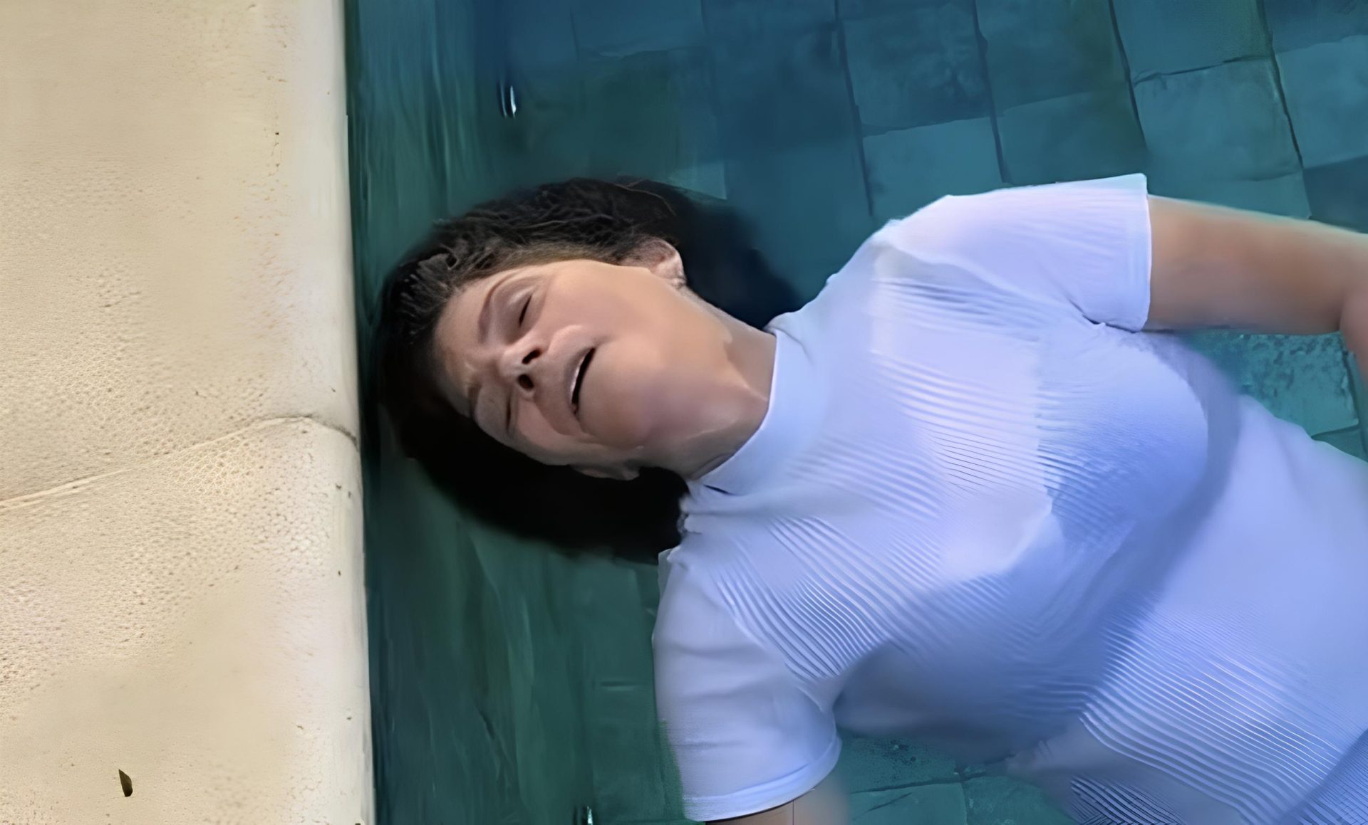 Neta flagra avó dormindo na piscina e cena assusta: “achei que tinha se afogado”. Veja vídeo ...