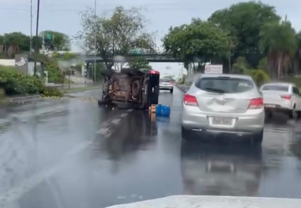 Motorista perde o controle e carro capota na Avenida Fernando Corrêa, em Cuiabá; veja vídeo ...