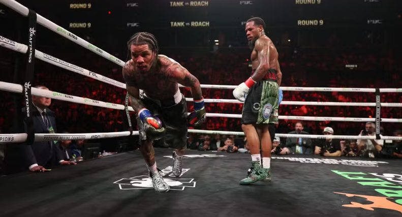 Davis se ajoelha no ringue, culpa óleo no cabelo, árbitro ignora ...