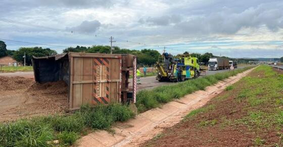 Acidente envolvendo duas carretas deixa trânsito lento na BR-163 em Nova Mutum; veja vídeo ...