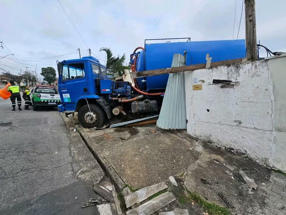 Caminhão desgovernado desce ladeira de ré e destrói três casas - Perrengue Mato Grosso