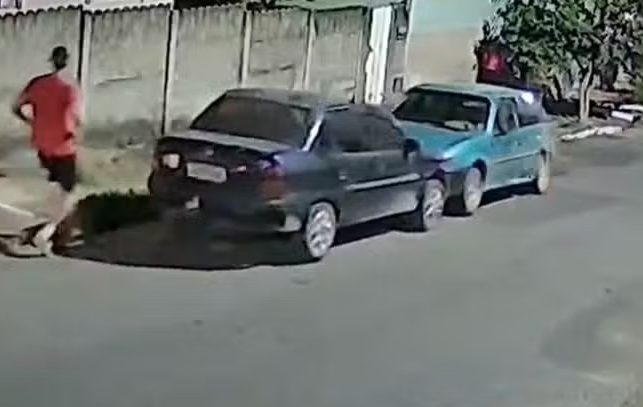 Carro desgovernado desce ladeira e acerta motociclista; veja vídeo - Perrengue Mato Grosso