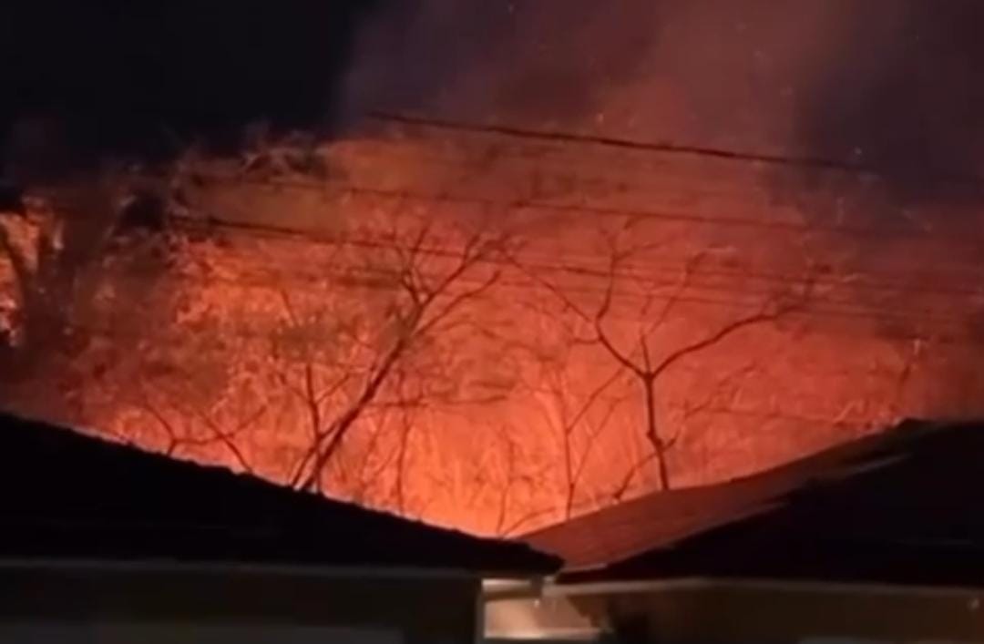 Incêndio atinge mata próxima ao Condomínio Reserva Rio e assust
